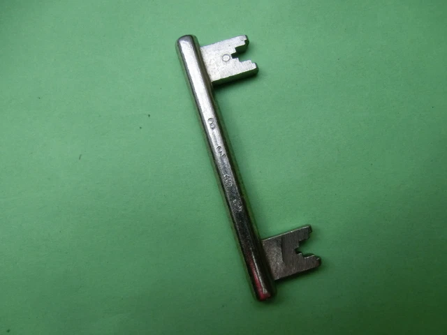 ALTE SCHLÜSSEL - schöner alter originaler Berliner Durchsteckschlüssel EUR 4,50 - PicClick DE