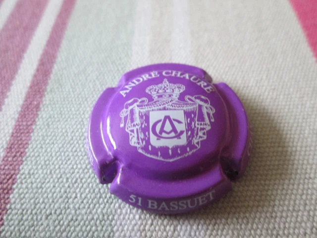 CAPSULE DE CHAMPAGNE CHAURE André écriture sur contour violet et blanc ...