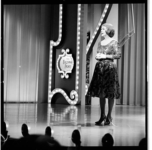 BETTE DAVIS PERFORMING on TV 1966 The Hollywood Palace Old Photo 5 EUR ...