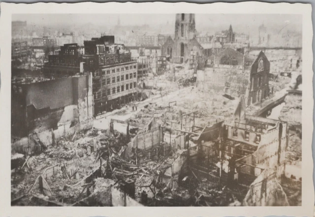 FOTO, BLICK AUF das schwer beschädigte Amsterdam, Niederlande, 24 D/106 ...