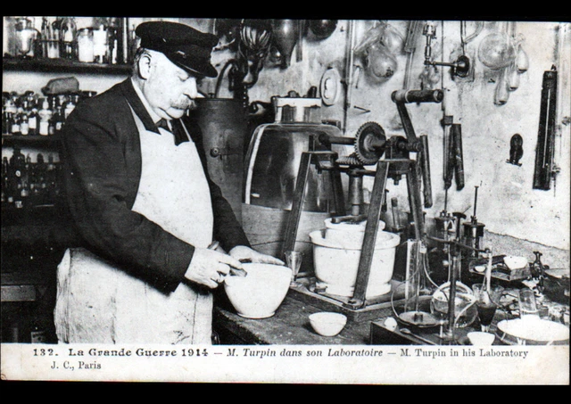 M. TURPIN INVENTEUR de la MELINITE dans son LABORATOIRE de CHIMIE en ...