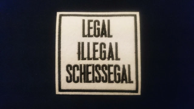 PATCH AUFNÄHER AUFBÜGLER Sprüche Statement Legal ILLEGAL Scheissegal 7 ...