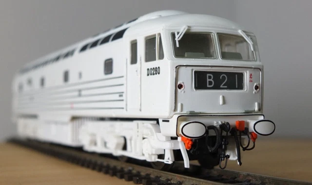 HELJAN 4005 OO gauge BRCW prototype D0260 Lion diesel loco in white ...