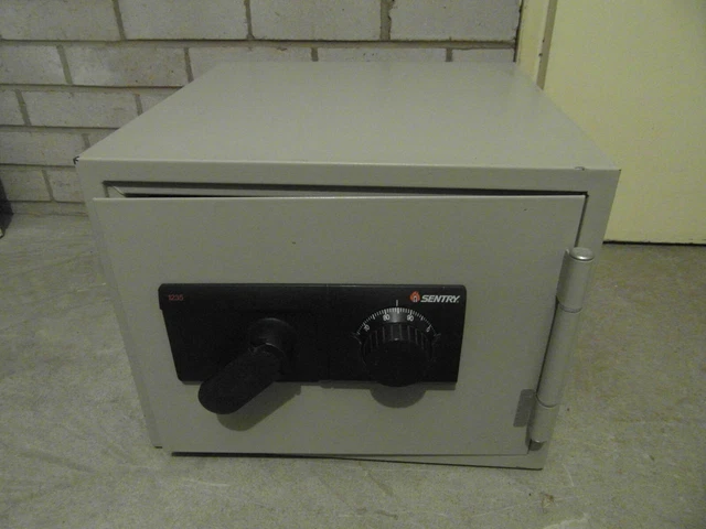 SENTRY HOME SAFE - No. 1235 - Fire Safe - Combination - 33Kg - Full ...