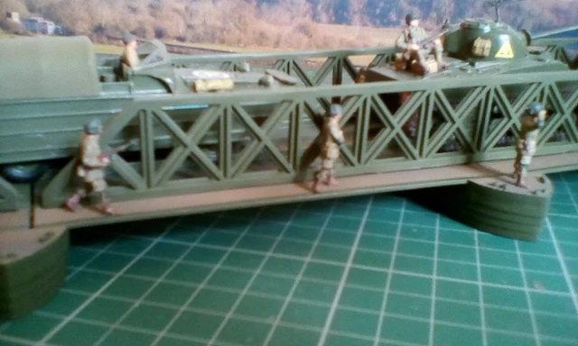 AIRFIX 1:76 SCALE pontoon bridge & Allied convoy built and painted for ...