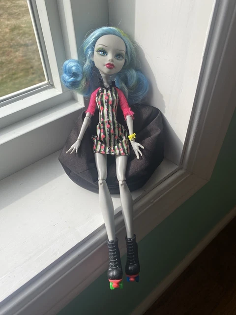 2008 MONSTER HIGH Doll Ghoulia Yelps Roller Maze Skultimate Skate $25. ...