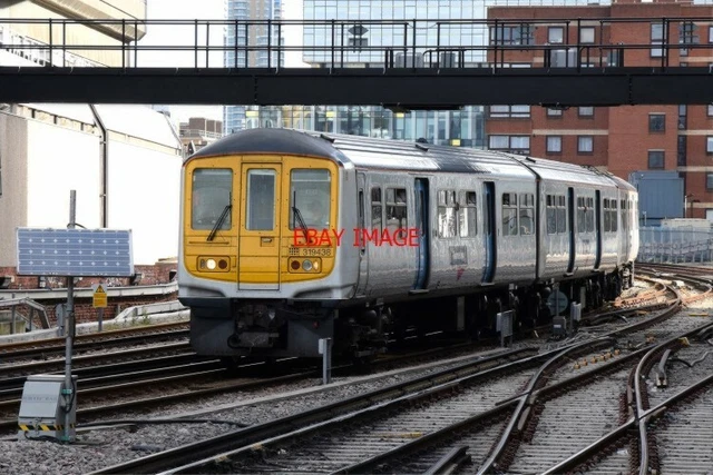 PHOTO CLASS 319 4-Car Emu No 319 443 Entering Blackfriars Station On A ...
