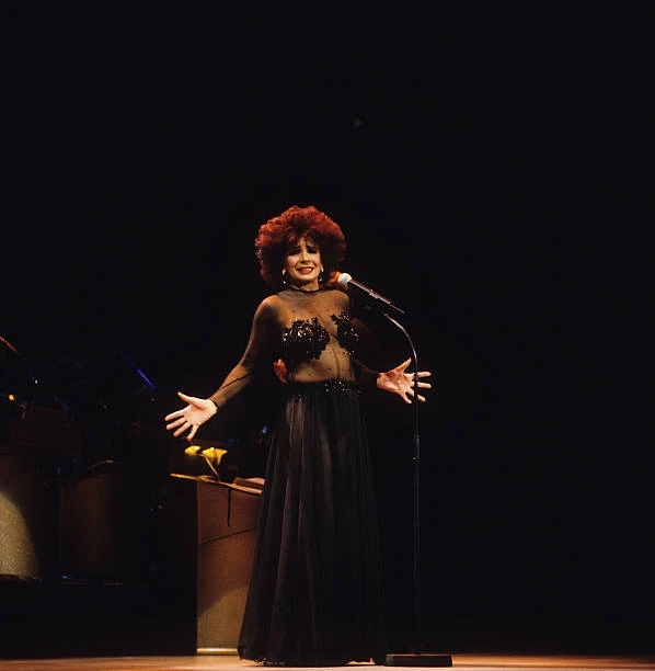 WELSH SINGER SHIRLEY Bassey Performs Live On Stage 1990 Old Photo $8.50 ...