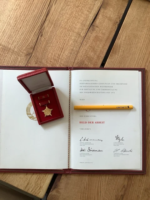 DDR NVA ORDEN Held der Arbeit Urkunde Stasi General VVO Verdienter ...