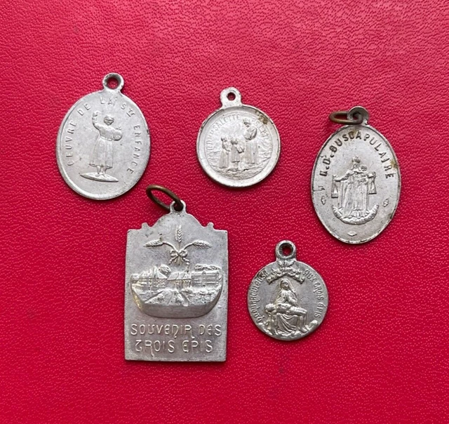 BEAU LOT DE 5 médailles avec bélières religieuses à découvrir. Etat TB ...
