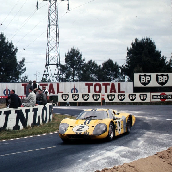 BRUCE MCLAREN & Mark Donohue Ford GT40 Mk4 Le Mans 1967 Motor Racing ...