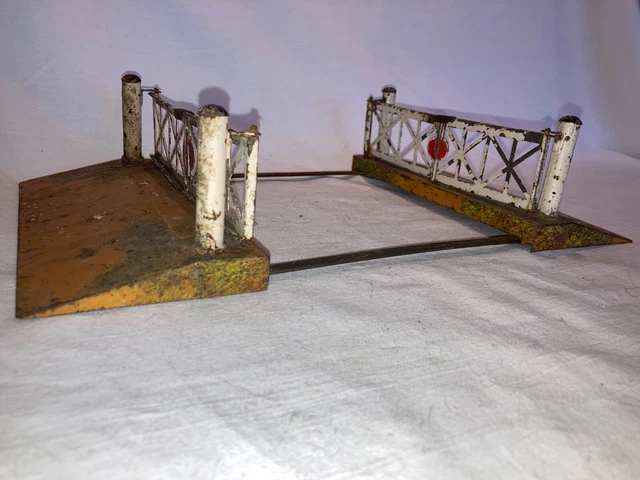 BING LEVEL CROSSING, fits all track widths, pre-war, slight damage £29. ...