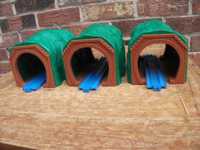 THOMAS THE TANK Engine & Friends TOMY - TUNNELS AND BLUE TRACK PIECES ...