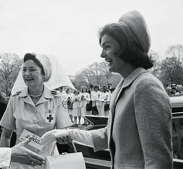 WASHINGTON QUEST SENATE Ladies Mrs Jacqueline Kennedy greeted - 1961 ...