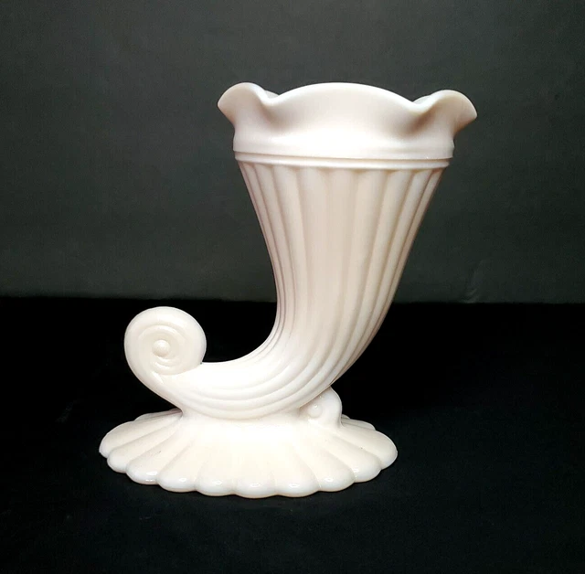 VINTAGE 1950S JEANETTE Pink Milk Glass Cornucopia Shell Horn Vase $16. ...