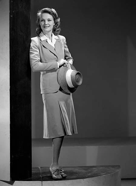 RADIO ACTRESS ELIZABETH Russell Poses 3 Tv Radio Old Photo $9.00 ...