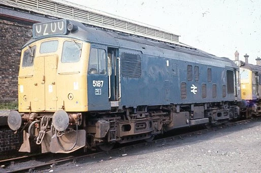 ORIGINAL COLOUR SLIDE of D5187 BR class 25 diesel loco £6.37 - PicClick UK