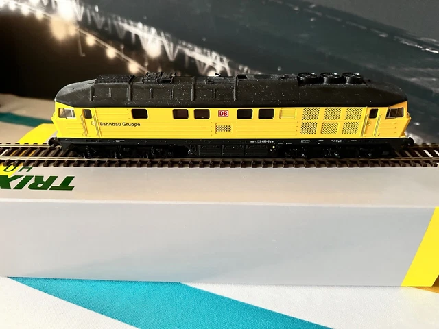 TRIX HO 224O2 DC locomotive jaune 233 493 de la DB Bahnbau Gruppe EUR ...