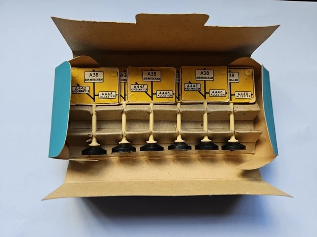 SPOT ON TRIANG R127/4 Direction Road Signs in trade box of 6 Birmingham ...