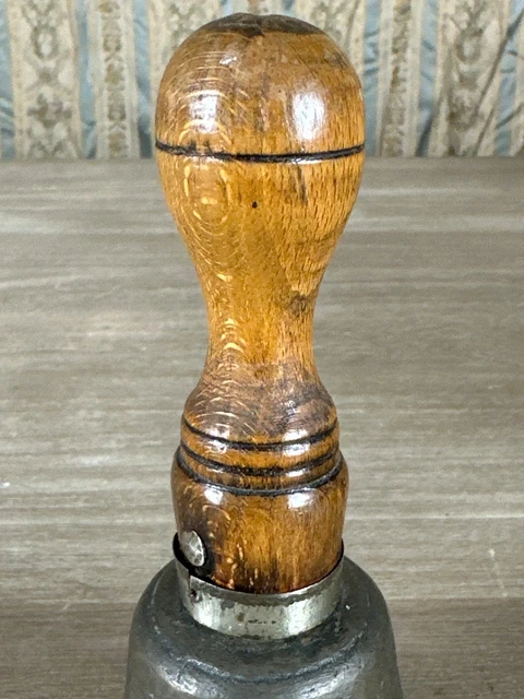 ANCIENNE CLOCHE DE liturgie Messe Appel fidèle bois et Bronze.16x8cm ...