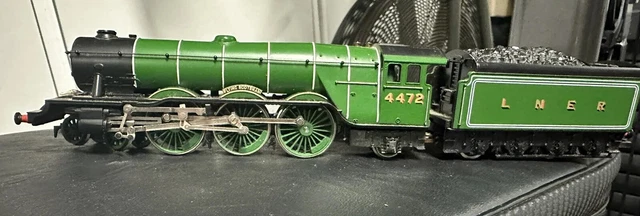 OO SCALE HORNBY Model of the LNER Flying Scotsman Steam Loco 4472, crew ...