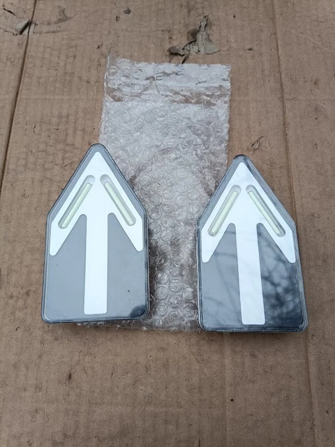EX MOD ARMY Luminous Pathway Markers Defile Marker Arrows X2 Glow In ...