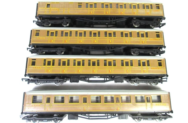 RAKE OF 4 x HORNBY LNER Teak Composite & Brake Coaches - OO Gauge £32. ...