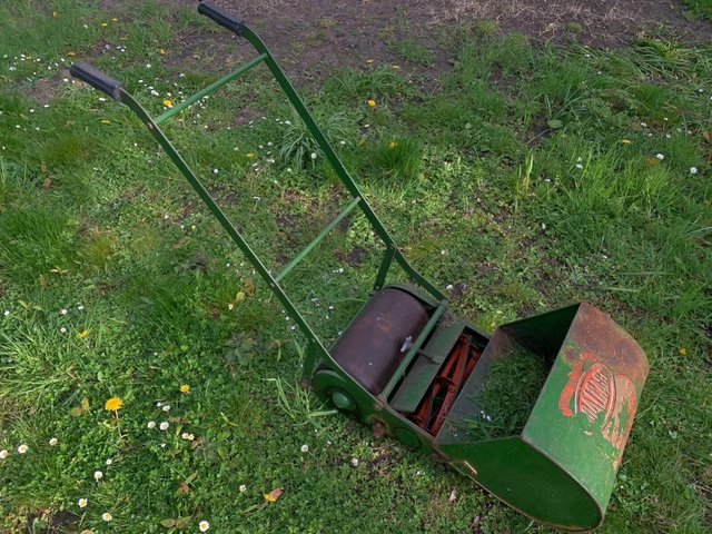 VINTAGE QUALCAST PANTHER ball bearing push mower with grass box £40.00 ...