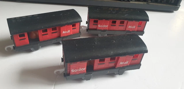 TOMY TRACKMASTER THOMAS the Tank engine 3x Sodor mail trucks Plarail £ ...