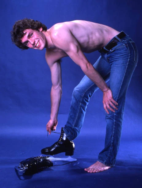 SHIRTLESS PORTRAIT OF Olympic ice skater John Curry as he laces hi- Old Photo 1 EUR 6,62 ...