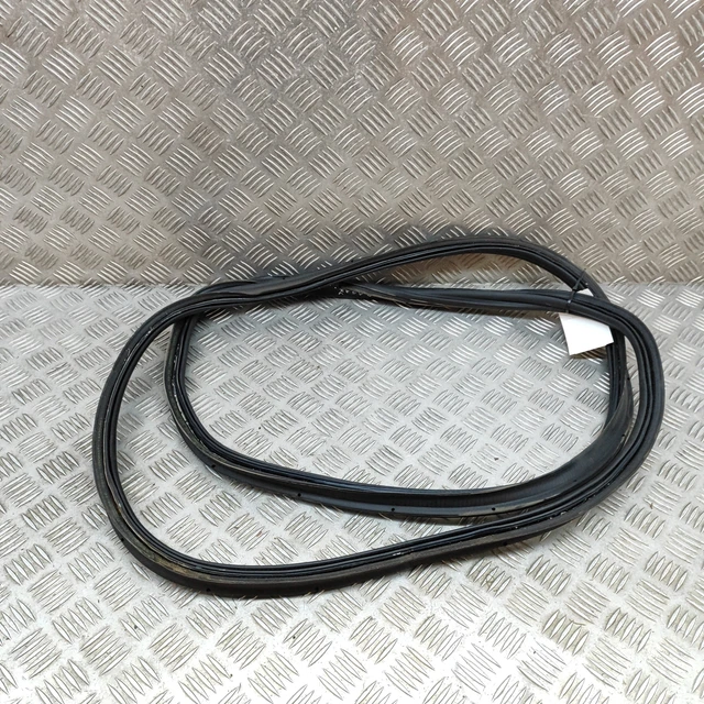 VW GOLF MK7 Tailgate Lid Seal Rubber 5G6827705D 2017 Hatchback EUR 30 ...