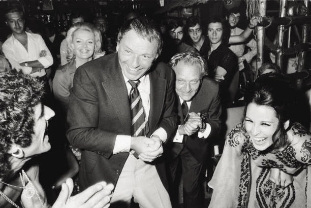 ITALIAN AMERICAN SINGER and actor Frank Sinatra dancing in restaur ...