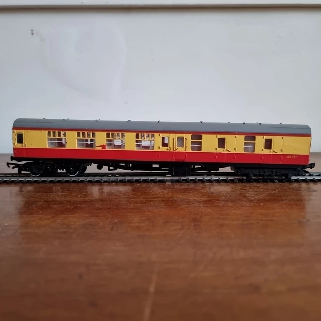 HORNBY R929 B.R. BSK Brake 2nd Corridor Coach Blood & Cream Rn.34100 OO ...
