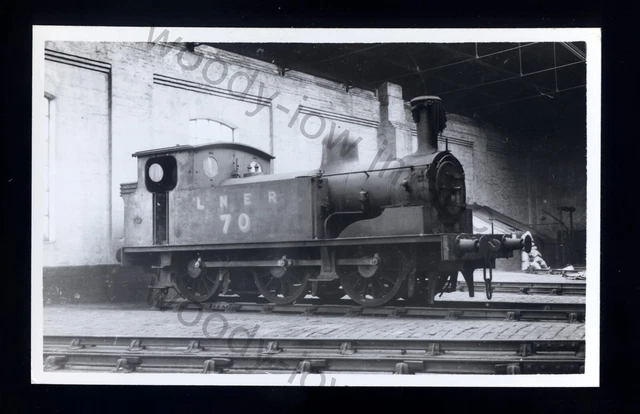 RY1830 - LNER Railway Engine No.70 at Boro' Gardens c1939 - photograph ...