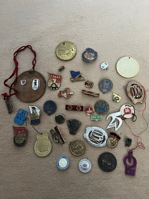 DDR ANSTECKNADELN&MEDAILLEN-KONVOLUT-BSPW. FDJ/1. Mai/NVA/NAW-selten-32 ...