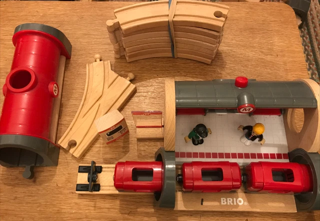BRIO METRO RAILWAY Set, Metro Station with tunnel, map and train with ...
