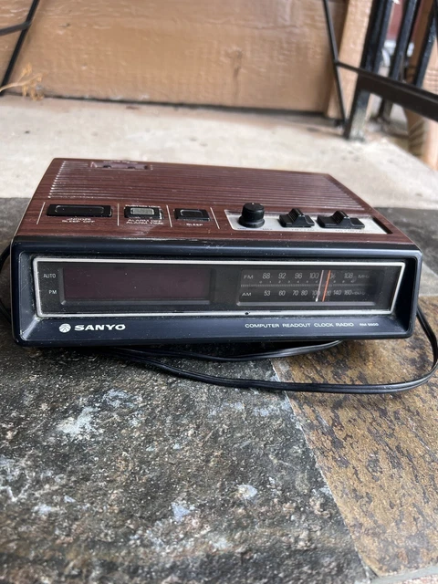 VINTAGE RADIO SANYO model 5500 computer readout clock radio AM FM Japan ...
