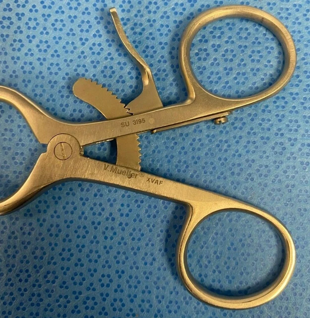 V. MUELLER SU3195 Beckman Retractor Hinged Arms 3 X 4 Sharp Prongs 6-3/ ...