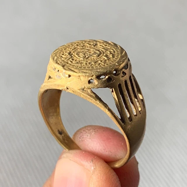 ANCIENT ROMAN, BRONZE seal ring depicting a King Stamp, circa 400 AD £0 ...