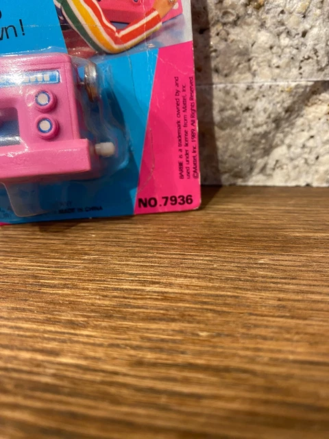 1989 MATTEL BARBIE Action Accents Wind Up Sewing Machine 7936 NEW Pink ...