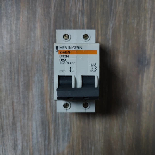 DISJONCTEUR MULTI 9 C32N merlin gerin 20871 2A Réf 20871 380V~ EUR 4,00 ...