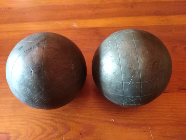 VECCHIA COPPIA DI BOCCE DA GIOCO IN METALLO PESO g.880 CIRCA D. 92 e 88 ...