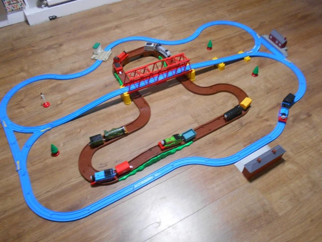TOMY TRACKMASTER THOMAS the tank engine train set and thomas trains £40 ...