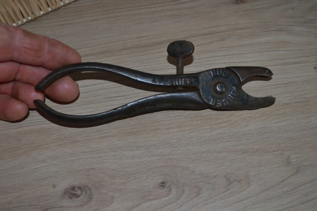 OUTIL ANCIEN - Ancienne pince à annelé le nez des cochons HILLS HOG ...