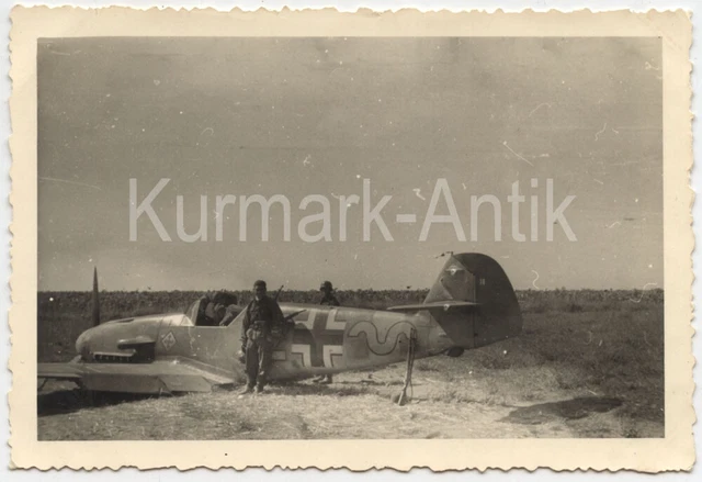 Q208 FOTO WEHRMACHT Luftwaffe Flugzeug Me109 crash JG52 Emblem + 2 x ...