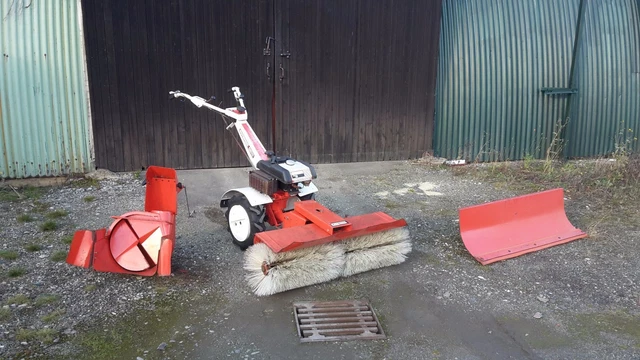 EINACHSER GUTBROD PUMA 600 mit Fegebesen, Räumschild und ...