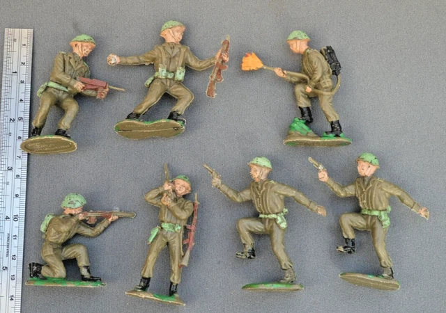 7 VINTAGE Crescent 60mm Plastic Toy Soldiers British Infantry. Good ...