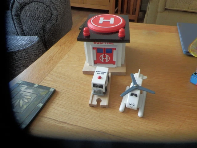 THOMAS & FRIENDS Wooden Railway Sodor Rescue Hospital, Ambulance and ...