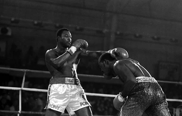 MARVIS FRAZIER IS Hit With A Left Jab From Larry Holmes OLD BOXING ...