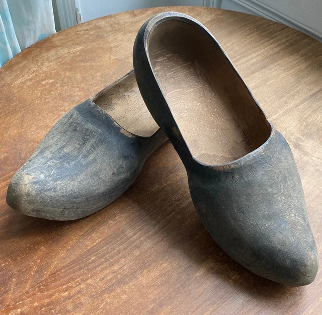 PAIRE DE SABOTS anciens en bois vintage années 50/60 EUR 20,00 ...